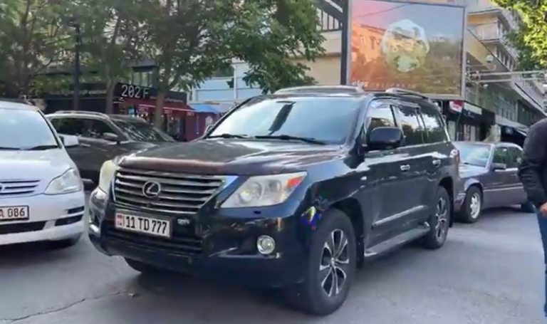 Bagrat Srbazan blocks Abovyan-Sayat Nova intersection with his car ...